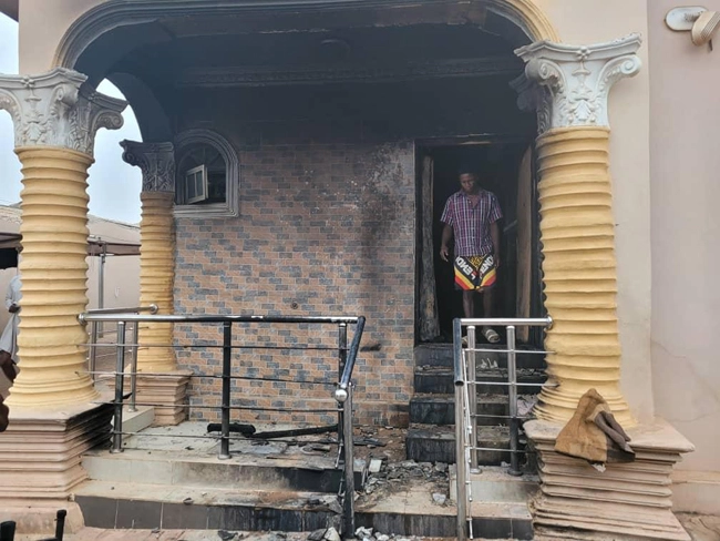 Unidentified Arsonists Torch Sunday Adeyemi ‘Igboho’s House ...